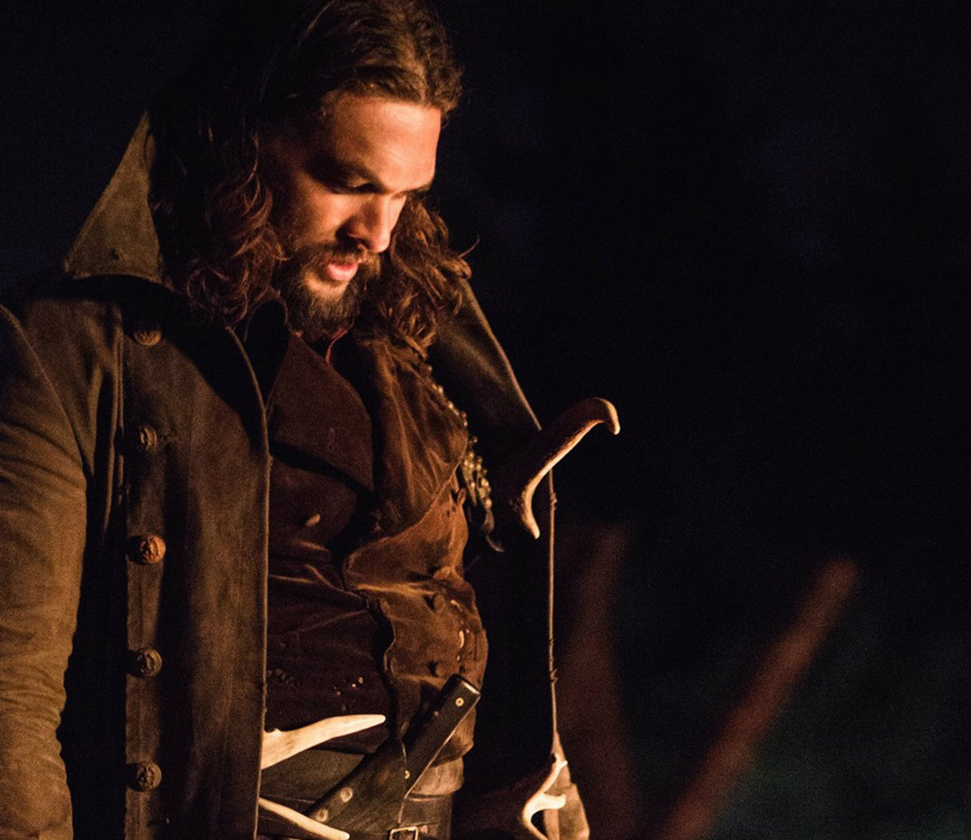 Jason Momoa ruikt bloed in trailer voor Frontier - VARAgids - BNNVARA