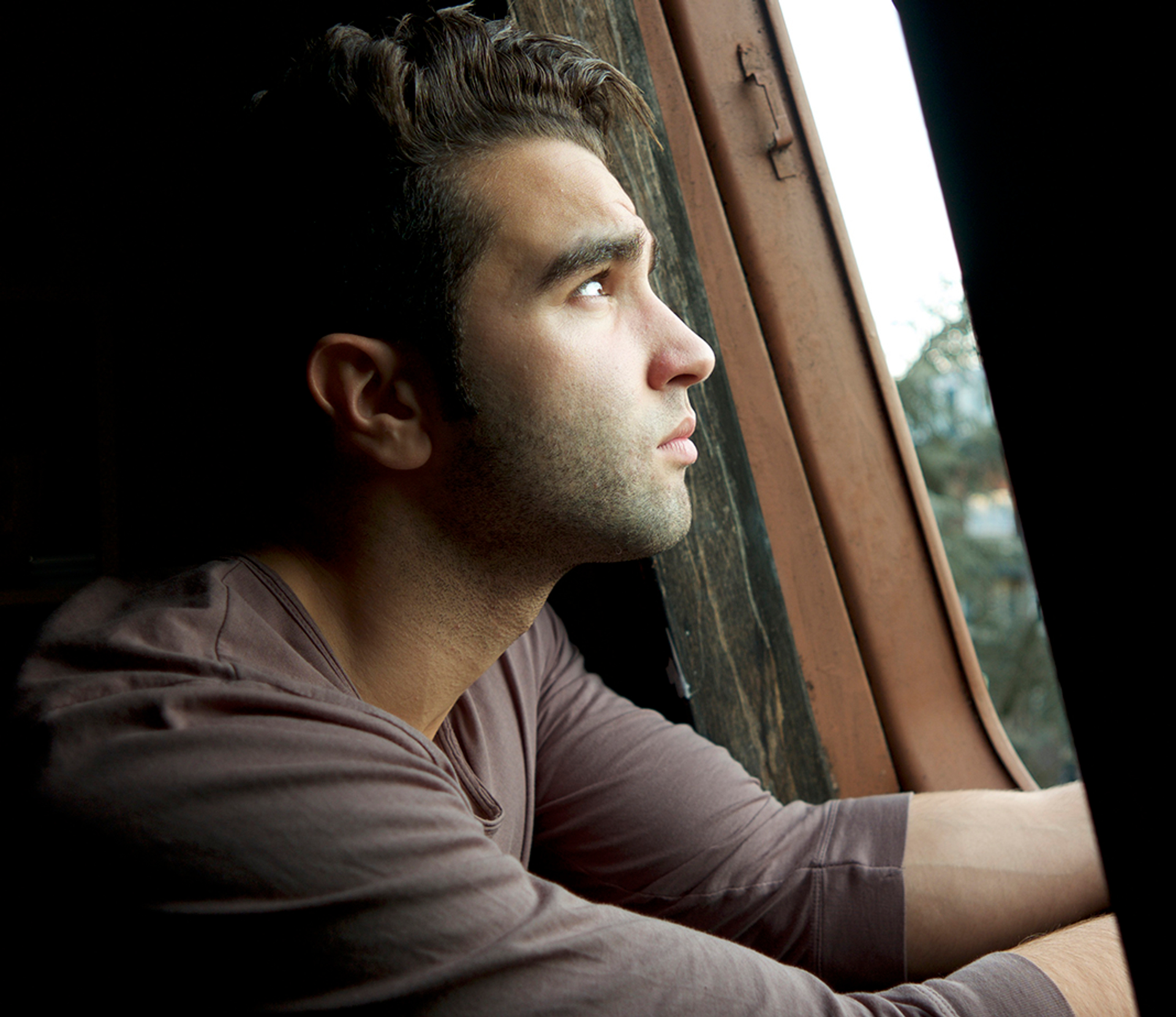 Roy Dames portretteert de gedreven jonge schrijver Mano Bouzamour ...