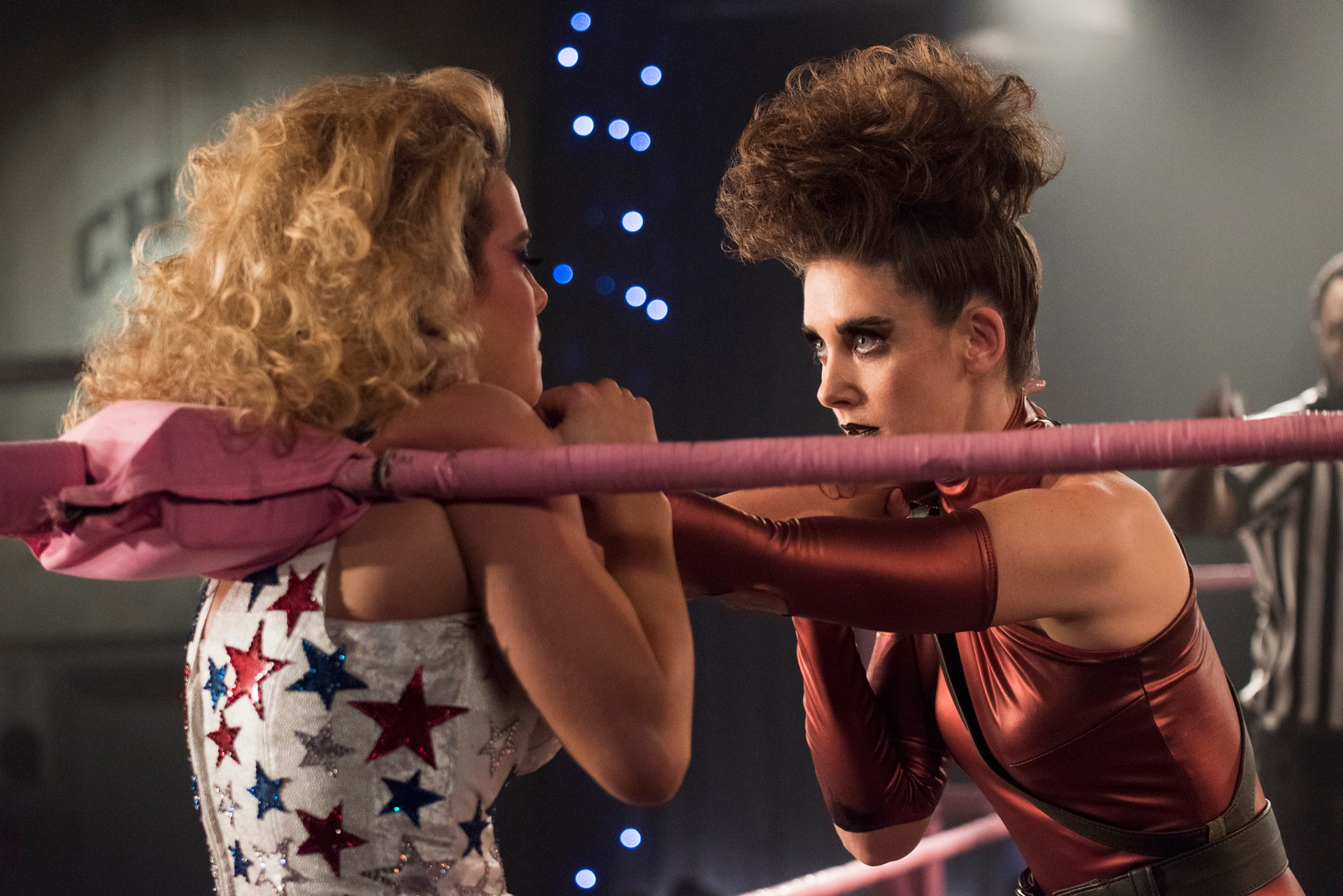 Alison Brie en Betty Gilpin over GLOW S02: 'sterk zijn is sexy ...
